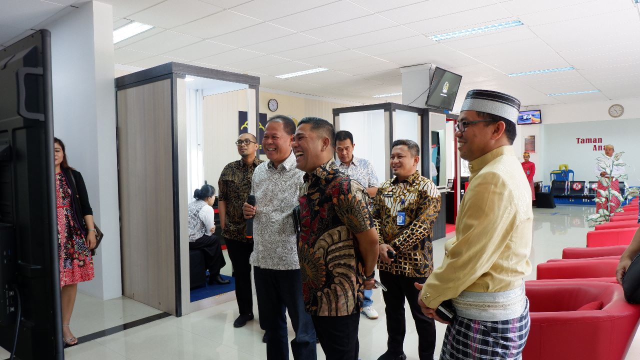 Dua Kantor Imigrasi Kemenkumham Sulbar Beri Layanan Paspor di Hari ... Dua Kantor Imigrasi Kemenkumham Sulbar Beri Layanan Paspor di Hari ...